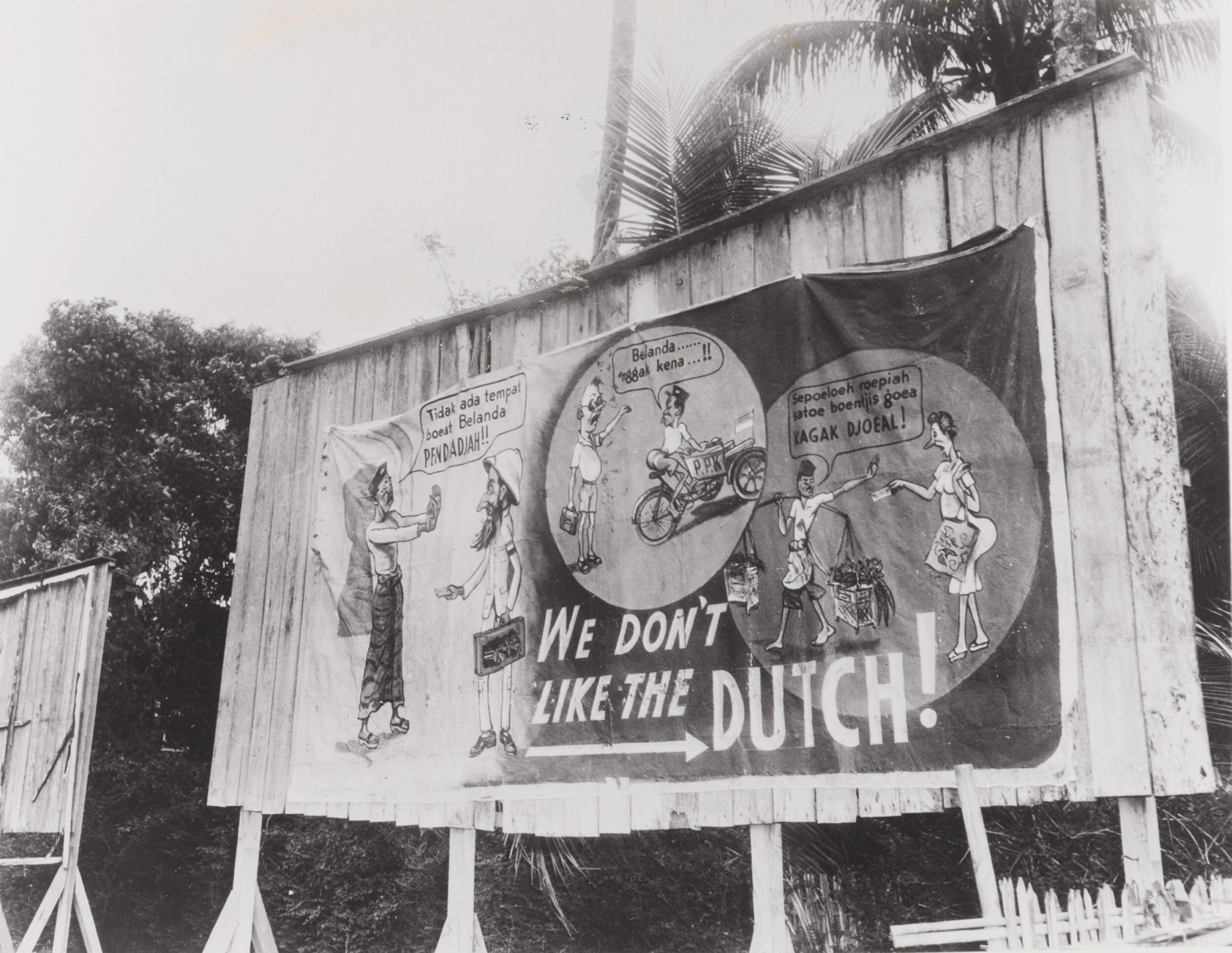 The end of WWII. Liberation of Borneo by Australian troops. Bersiap ...
