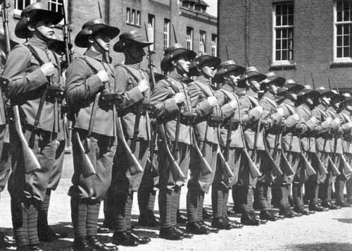 Plan to settle 5000 Dutch soldiers in Australian 1949 - Dutch Australia ...